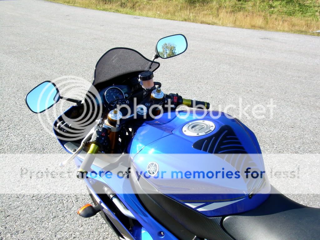 Gold Driven D3 grips on blue/gold 08 | Yamaha R6 Forum: YZF-R6 Forums